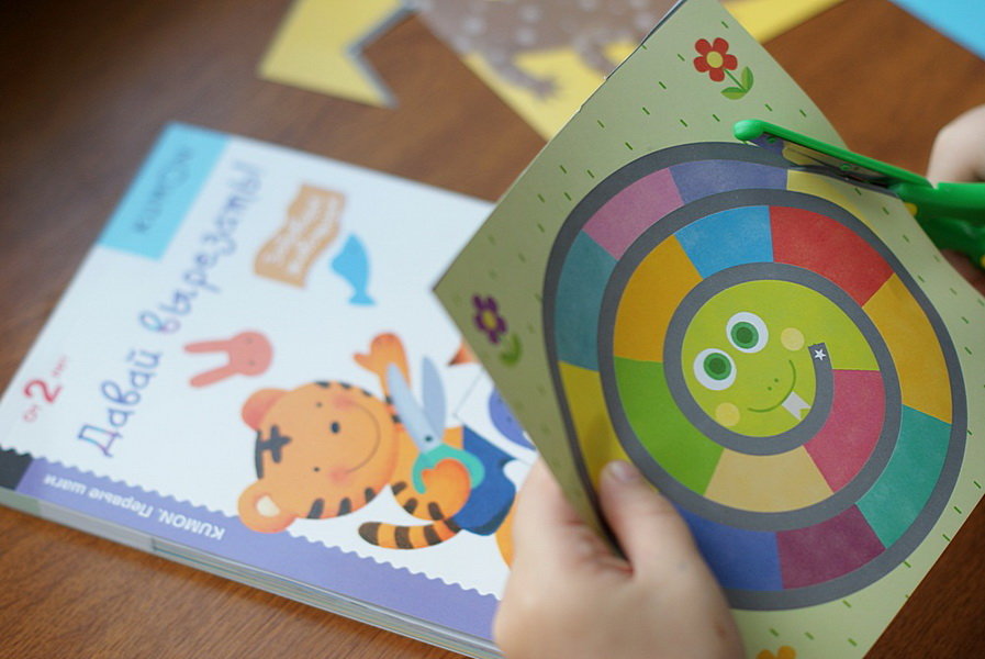 Kumon. Давай вырезать! Забавные животные () — купить в МИФе